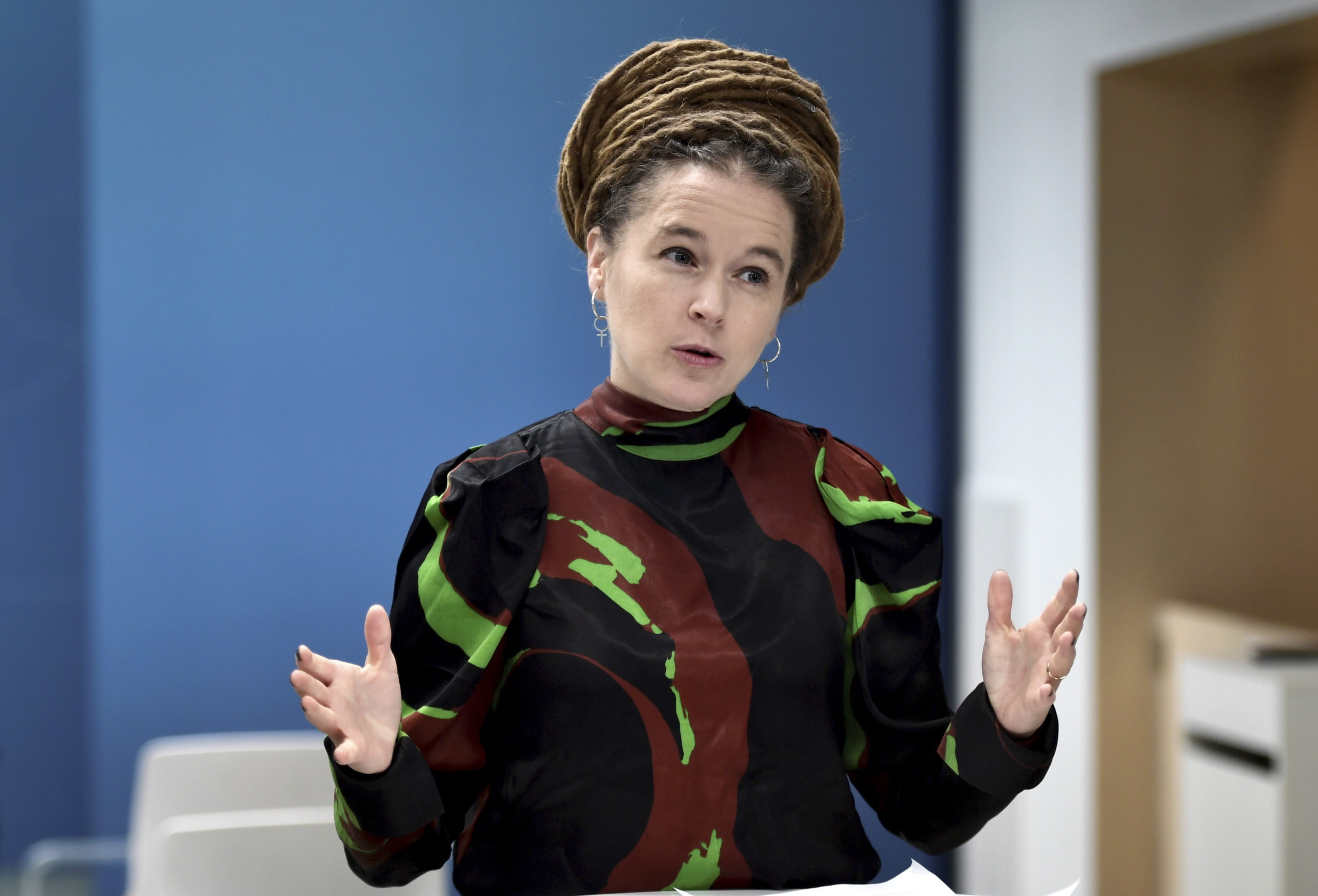 "Även en konstnär ska våga bli förälder"